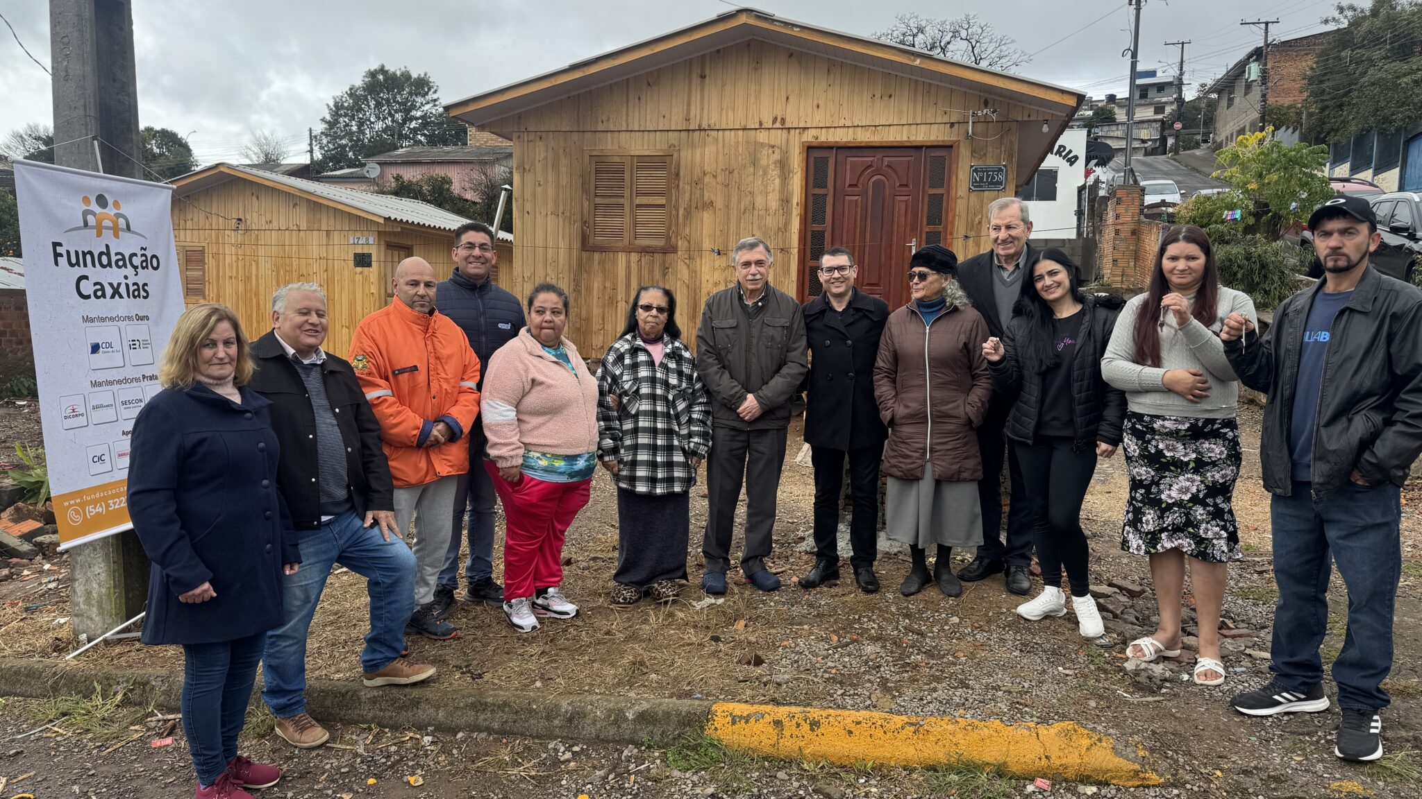 Prefeitura entrega cinco novas casas para famílias atingidas por ...